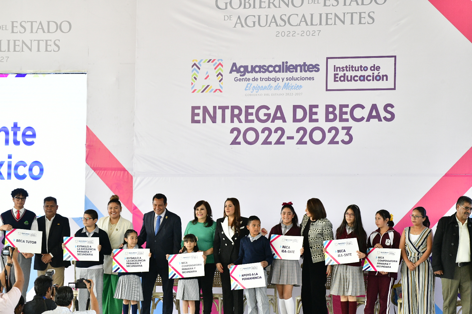 Gobierno del estado entrega becas educativas para estudiantes de ...